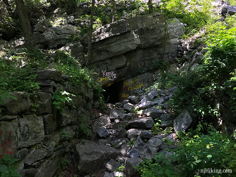 Mt. Minsi, Table Rock, Cold Air Cave, Slateford Falls | njHiking.com