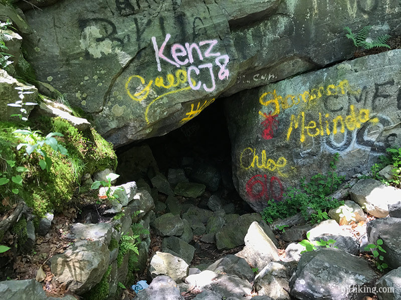 Mt. Minsi, Table Rock, Cold Air Cave, Slateford Falls | njHiking.com