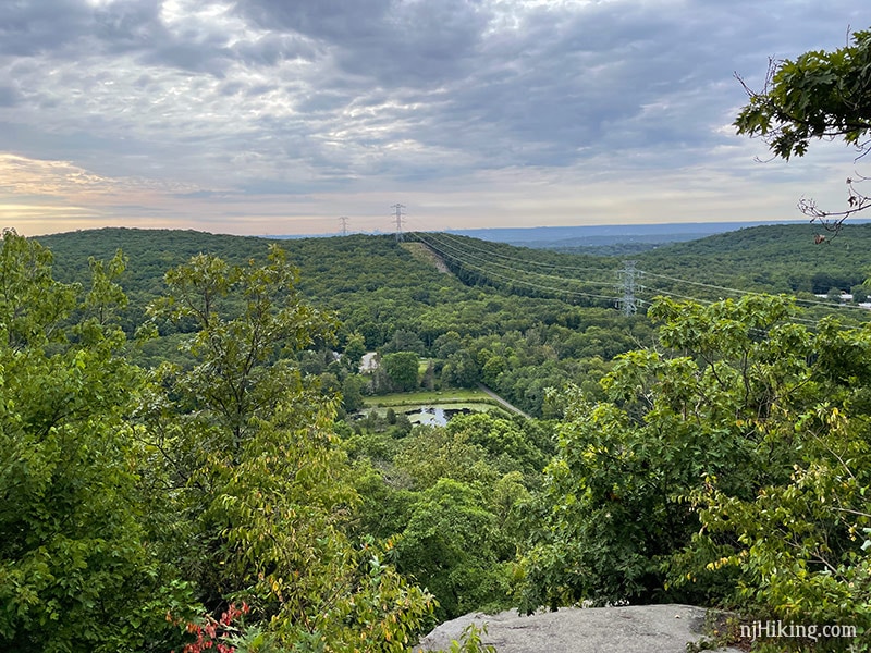 Pyramid Mountain – Tripod Rock | njHiking.com